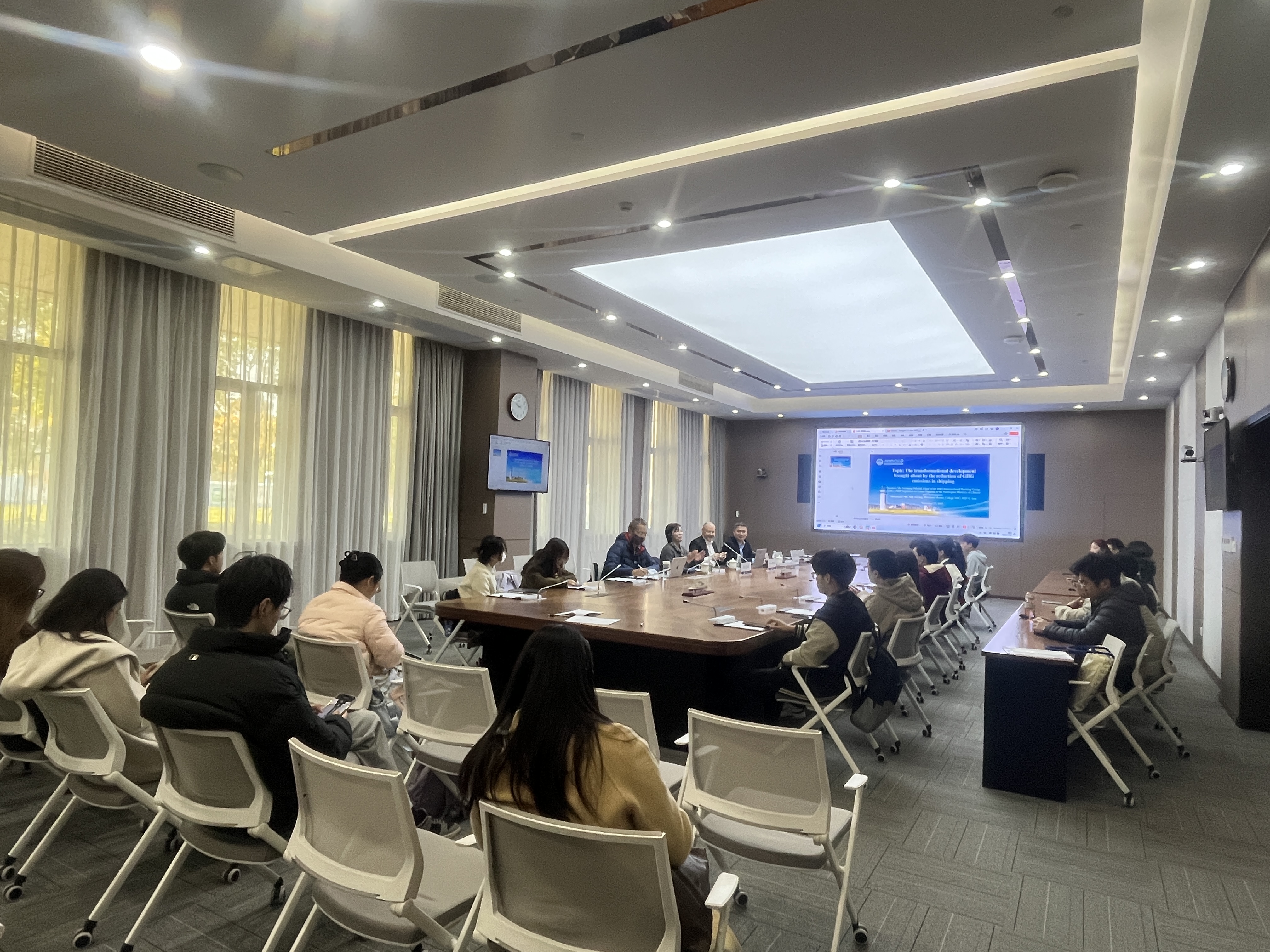 国际组织专家来校开展短期授课