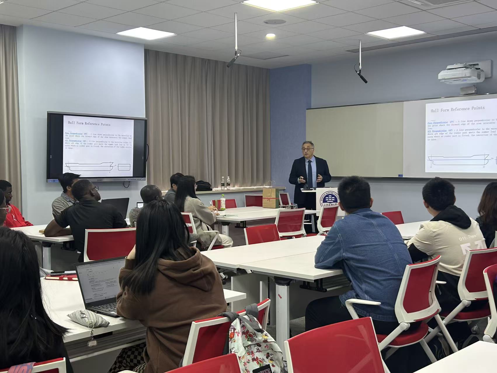 国际组织专家来校开展短期授课