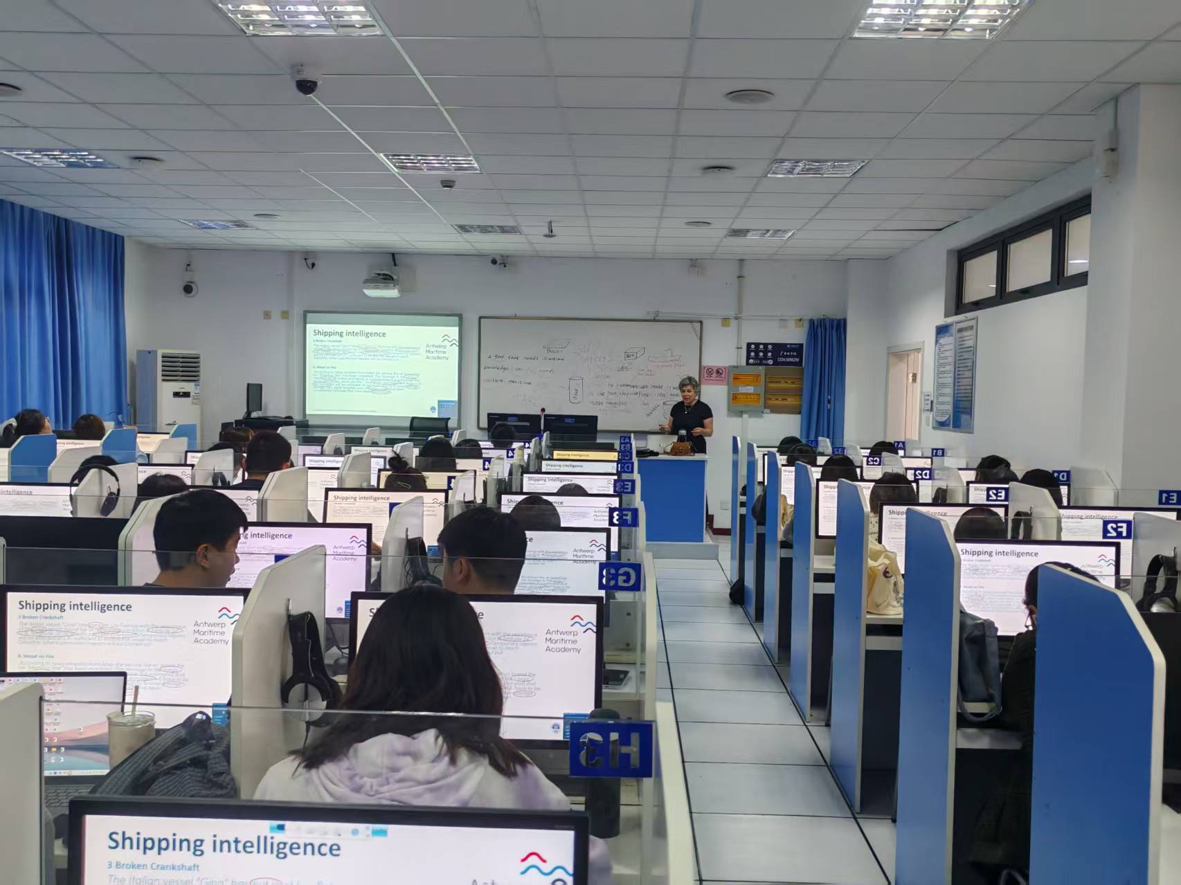 国际组织专家来校开展短期授课